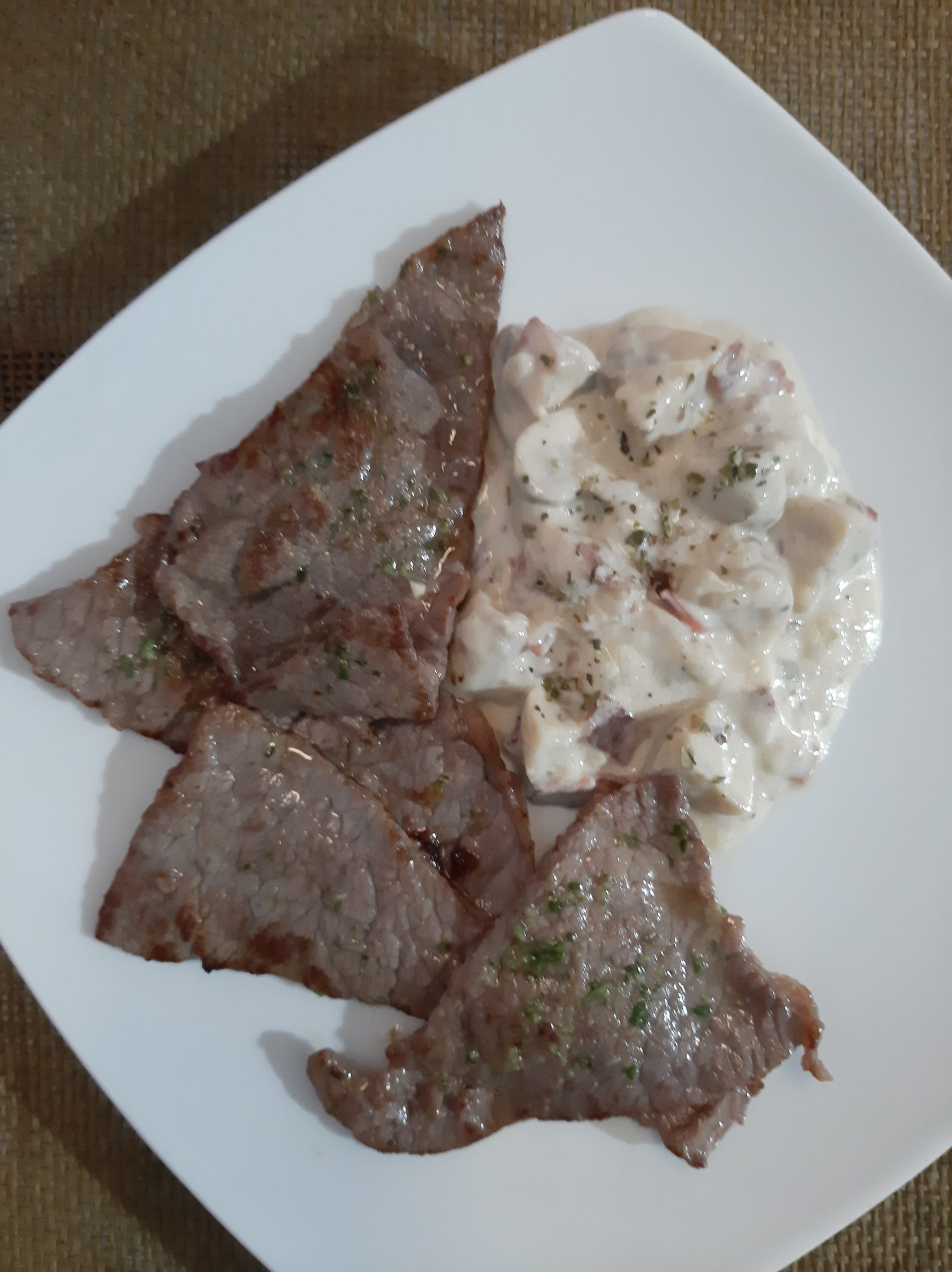 Ternera salteada con champiñones cremosos – Tu menú en la oficina
